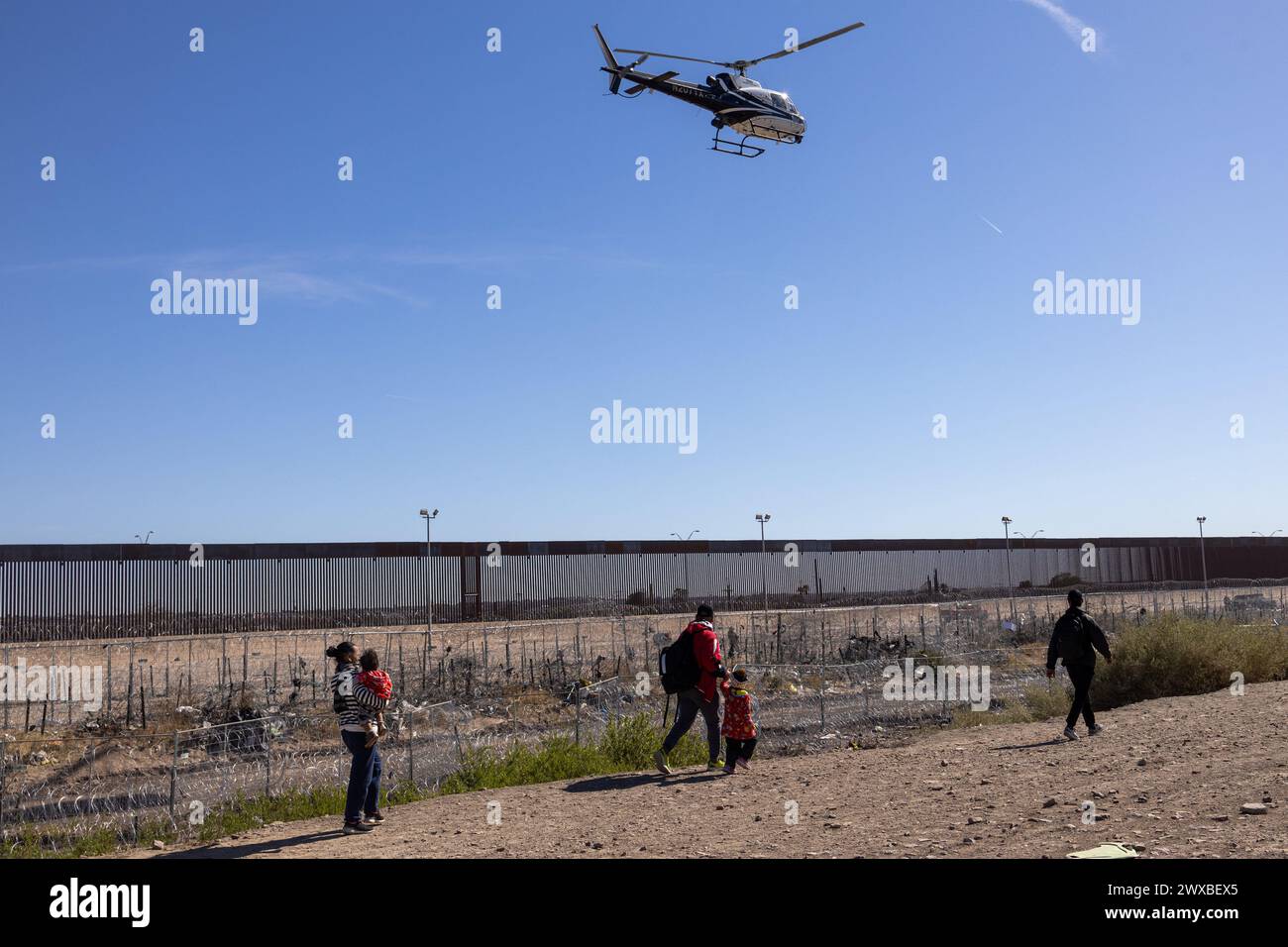 Police border migrants helicopter hi-res stock photography and images ...