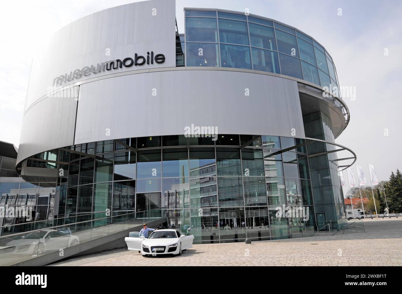 Museum mobile, Audi Museum, Modern museum 'museumobile' with glass ...
