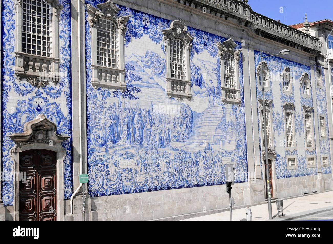 Blue azulejo tiles hi-res stock photography and images - Alamy