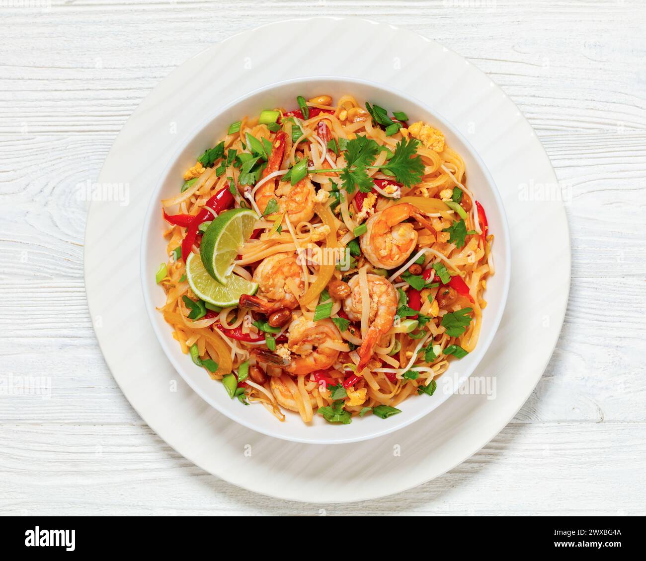 pad thai, phad thai, stir-fried rice noodles with shrimps, peanuts ...