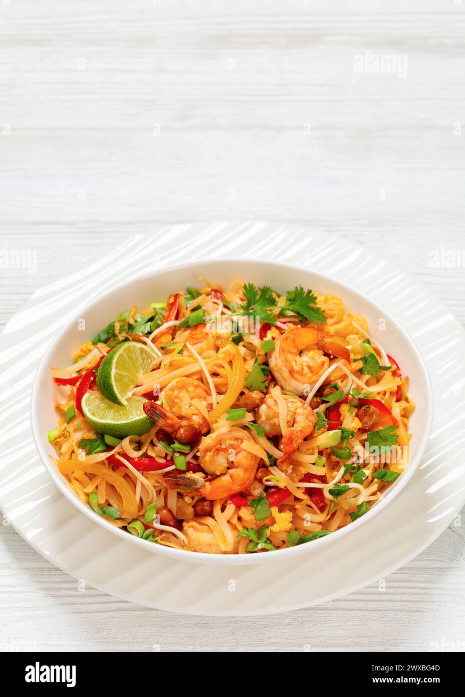 pad thai, phad thai, stir-fried rice noodles with shrimps, peanuts ...