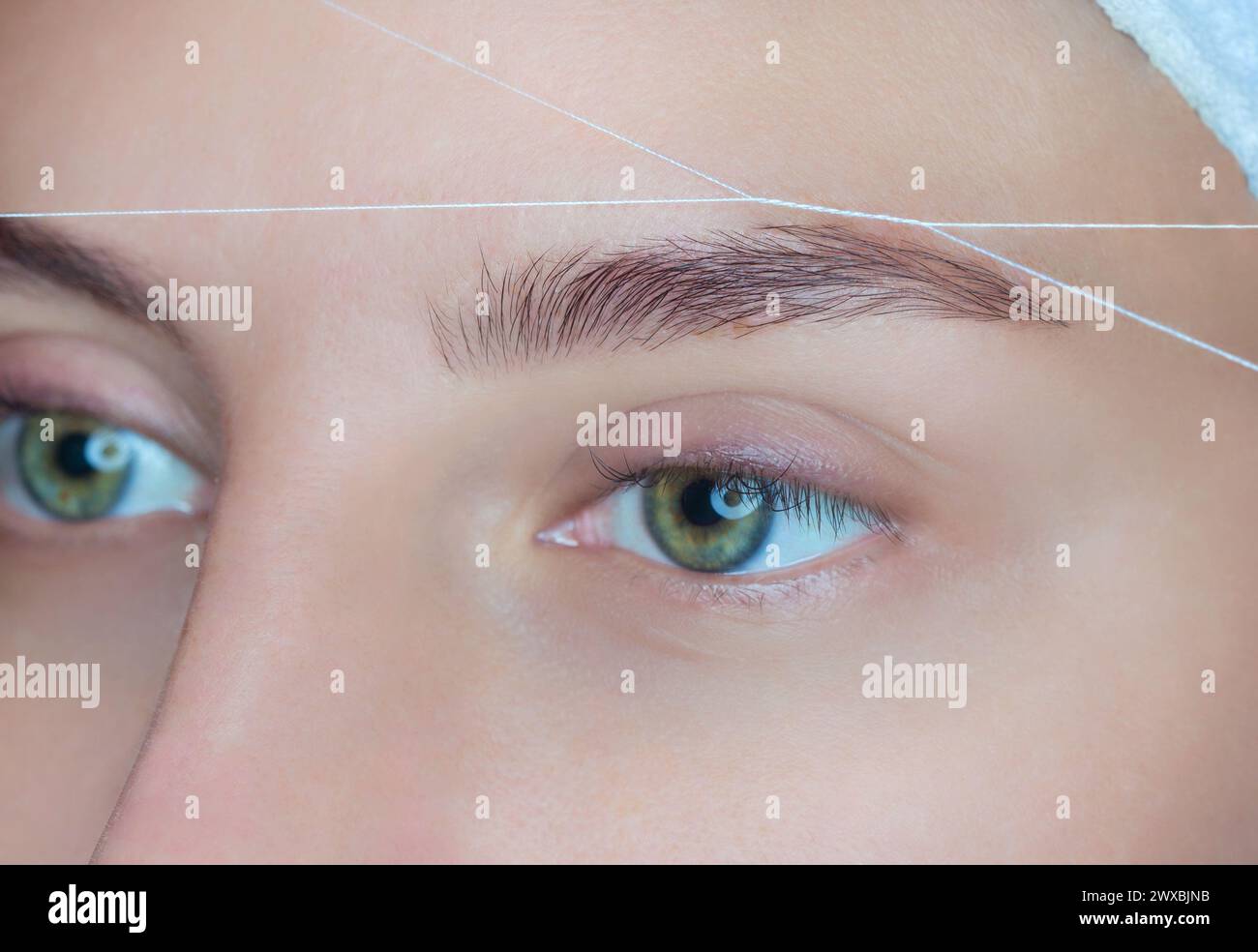 Eyelid pull hi-res stock photography and images - Alamy