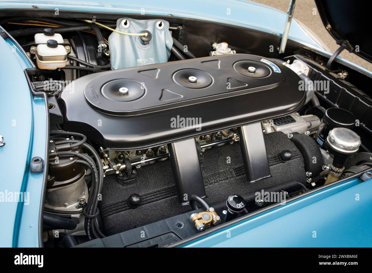 Oldtimer Motor rechte Seite Stock Photo - Alamy