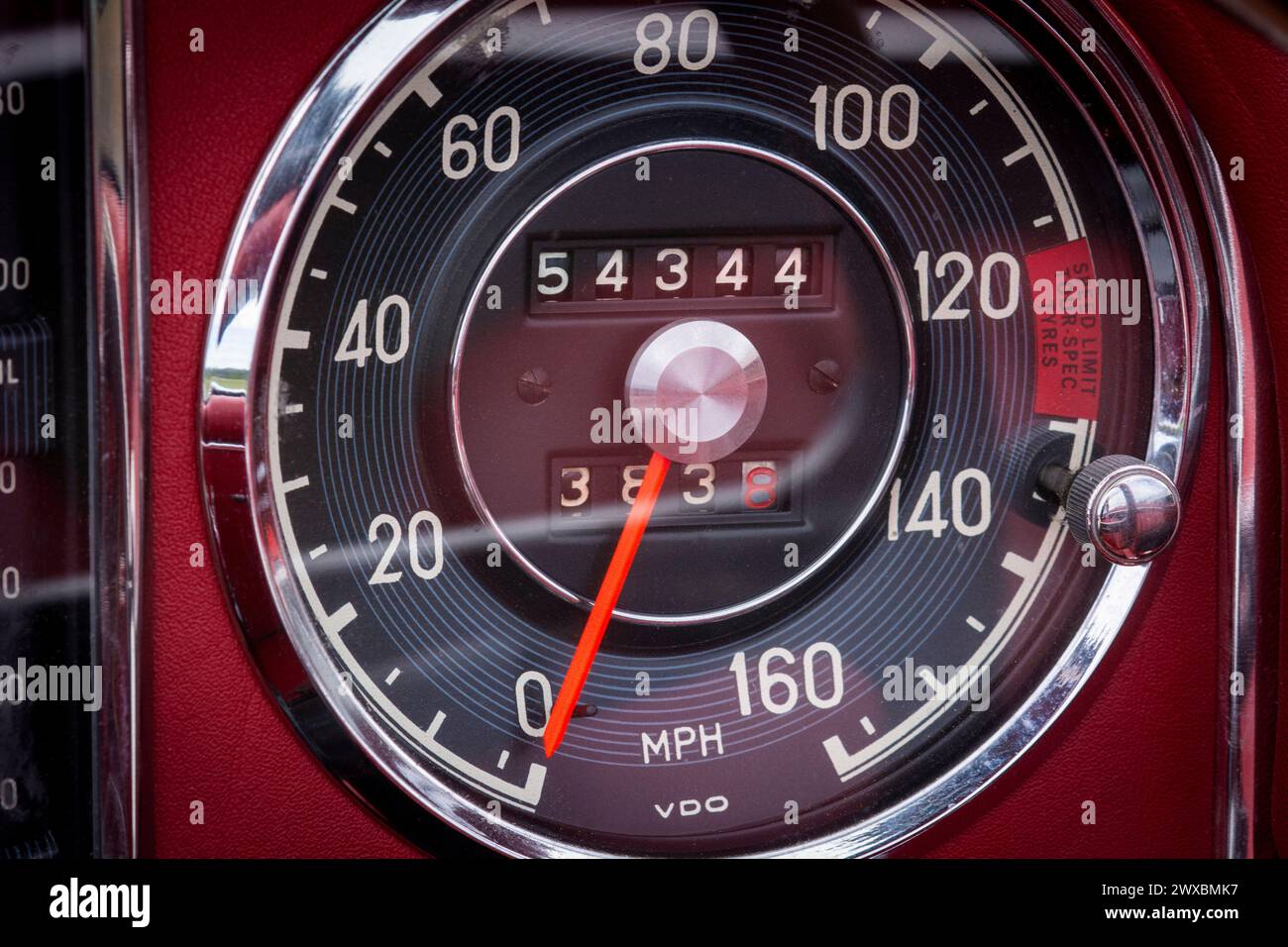 Oldtimer MPH Tacho Stock Photo - Alamy