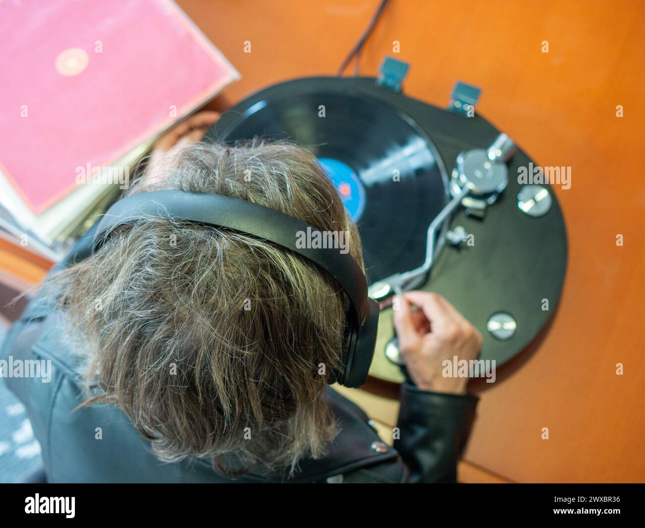 Lady hand holding the tonearm of her turntable ready to play a vinyl ...