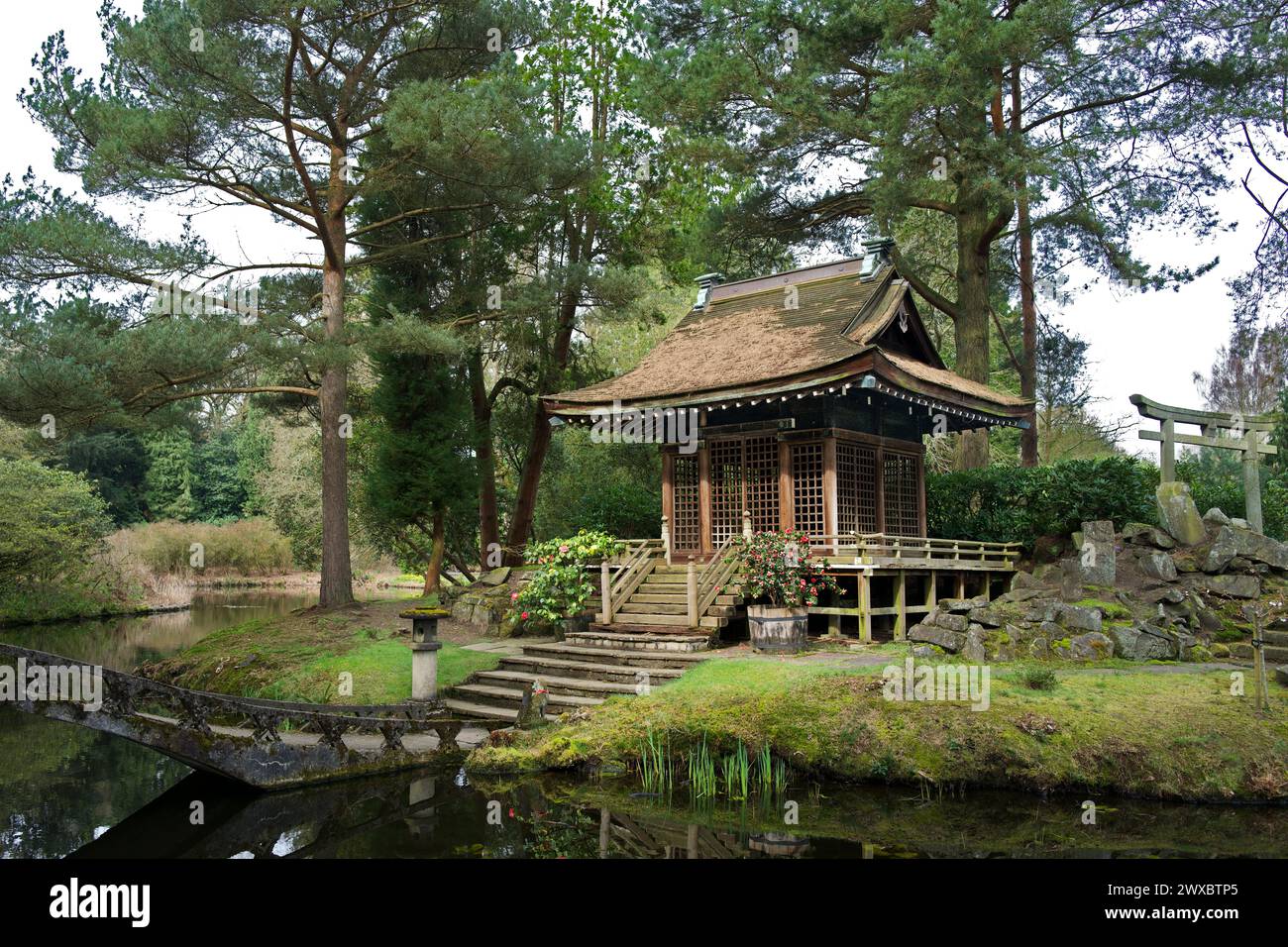 Garden with japanese artefacts hi-res stock photography and images - Alamy