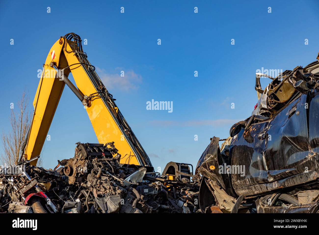 Junk yard crane hi-res stock photography and images - Alamy