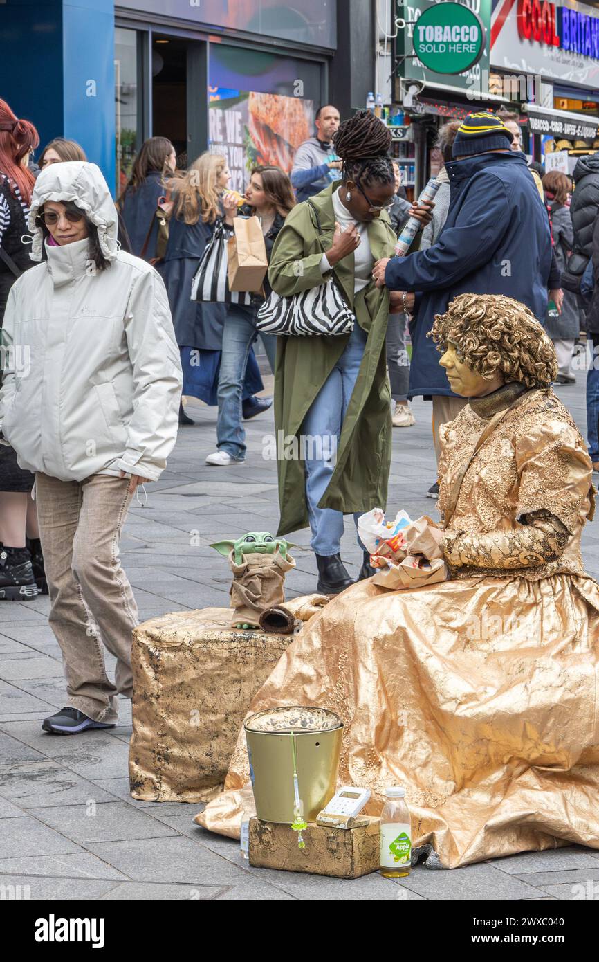 Street performer living statue hi-res stock photography and images - Alamy