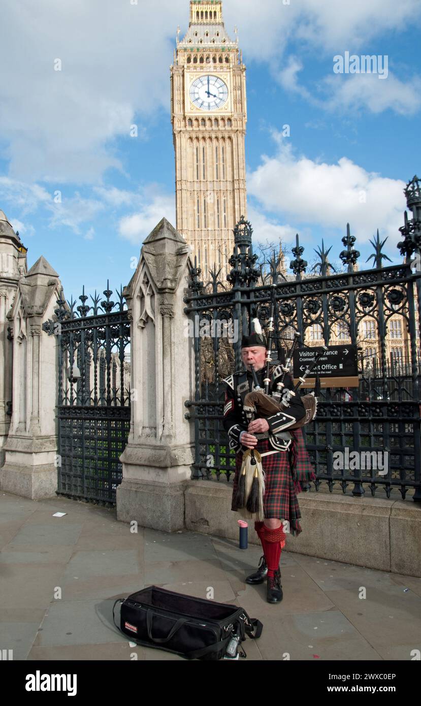 Solitary scottish piper hi-res stock photography and images - Alamy