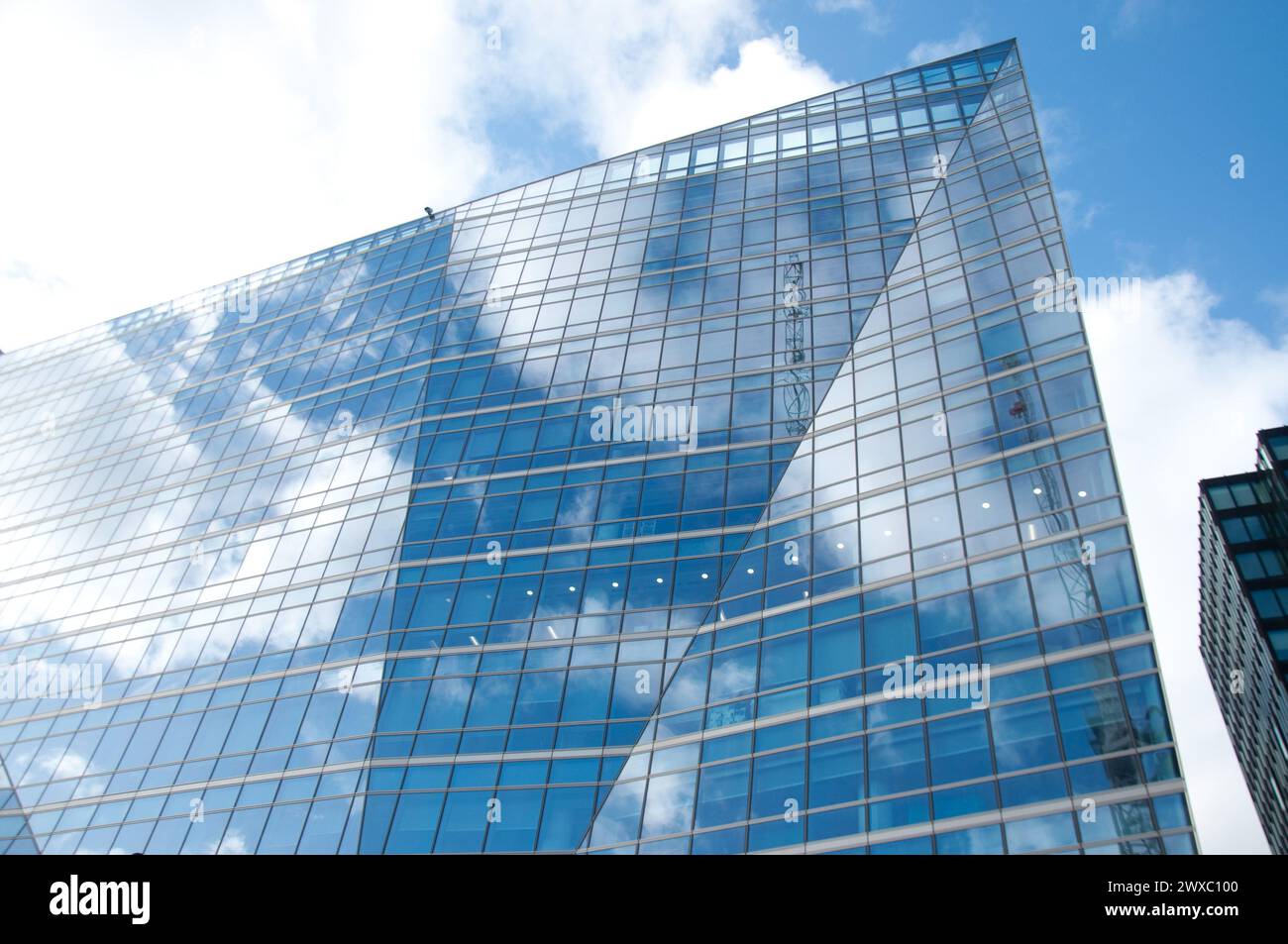 Modern building with reflection of sky and clouds, Victoria Street ...