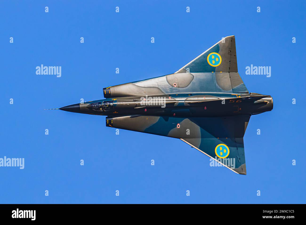 Saab J35 Draken in flight Stock Photo - Alamy