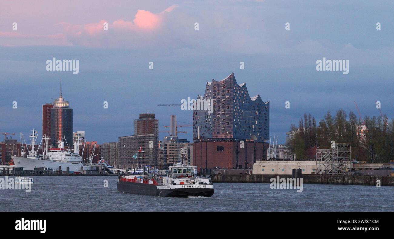 Die Elbphilharmonie in der HafenCity während des Sonnenuntergangs ...