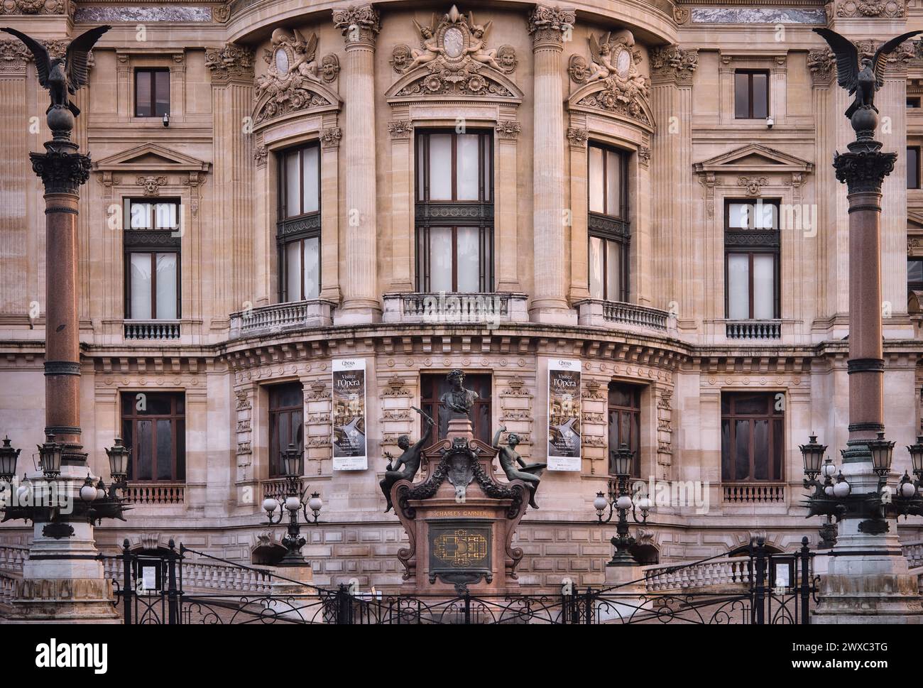 Opera exterior hi-res stock photography and images - Alamy