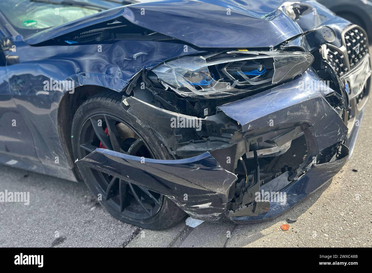 Autounfall,ein ramponierter PKW, BMW mit Frontschaden,Unfallfahrzeug ...