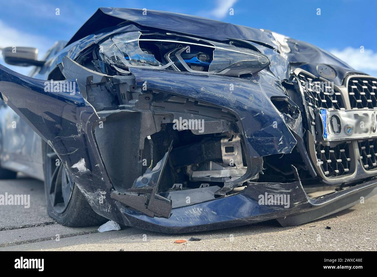 Autounfall,ein ramponierter PKW, BMW mit Frontschaden,Unfallfahrzeug,Frontschaden nach ...
