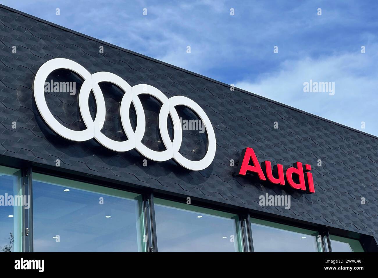 Audi Ringe am neuen Audi Zentrum in Muenchen Trudering, Autohaus ...