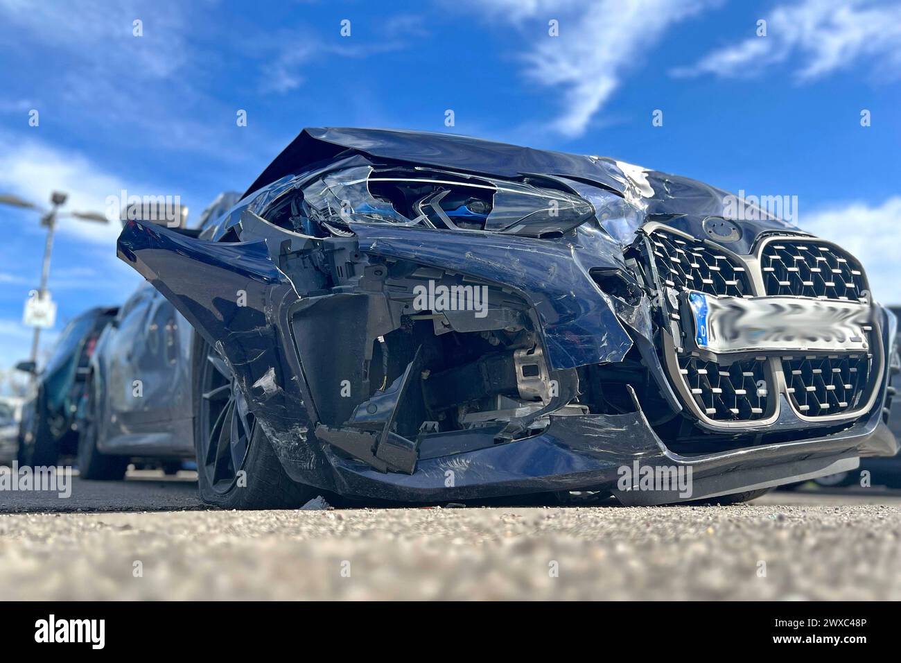 Autounfall,ein ramponierter PKW, BMW mit Frontschaden,Unfallfahrzeug,Frontschaden nach ...