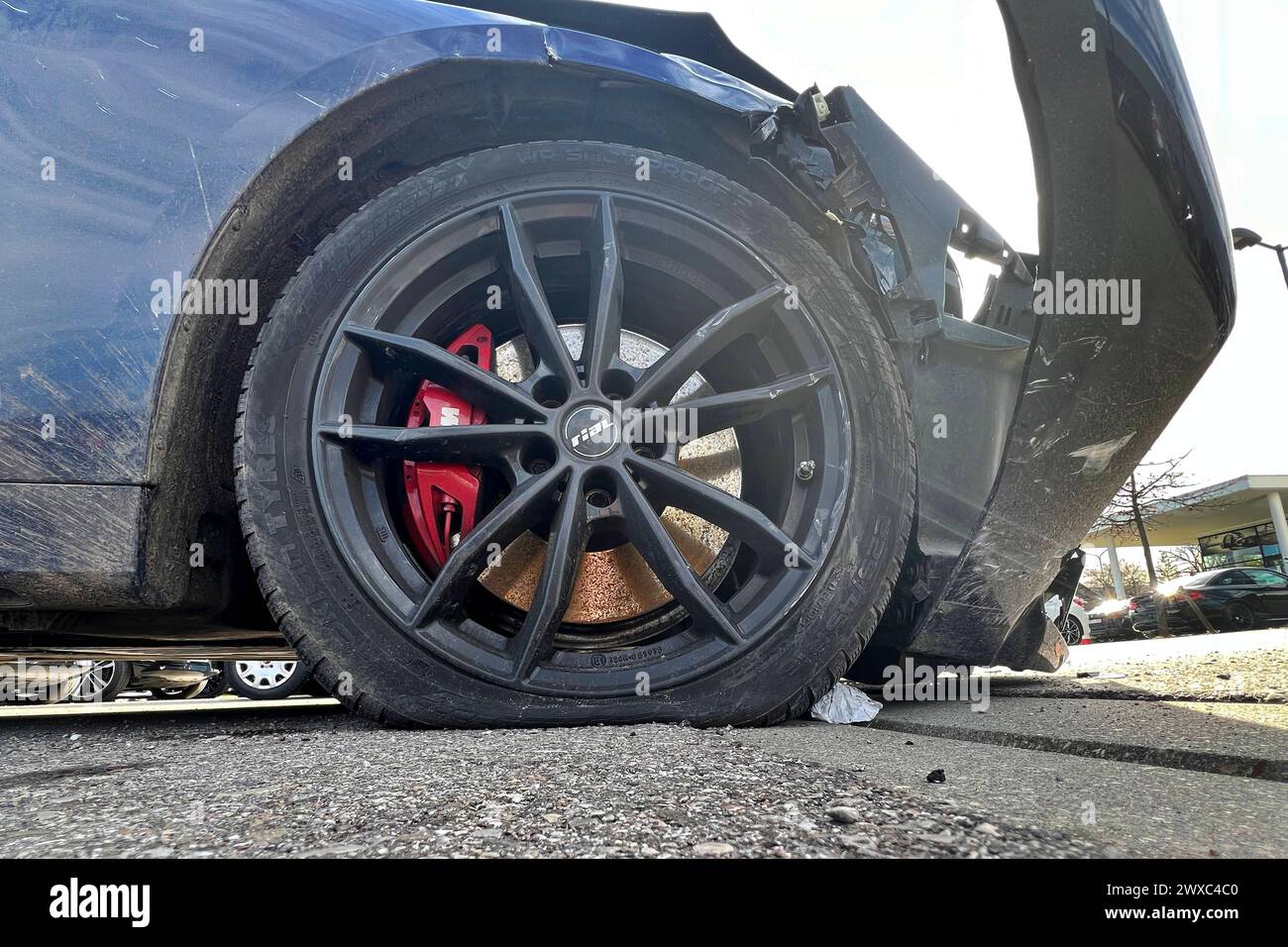 Autounfall,ein ramponierter PKW, BMW mit Frontschaden,Unfallfahrzeug ...