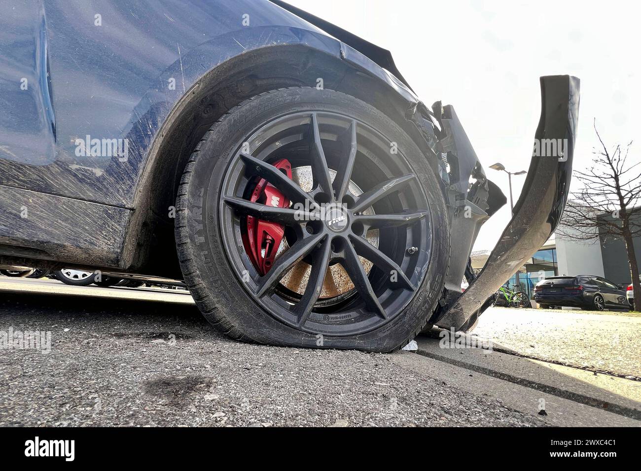 Autounfall,ein ramponierter PKW, BMW mit Frontschaden,Unfallfahrzeug ...