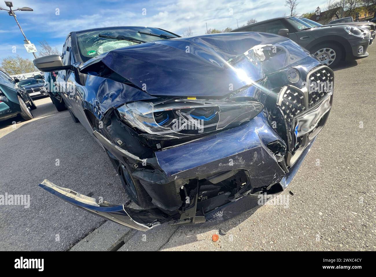 Autounfall,ein ramponierter PKW, BMW mit Frontschaden,Unfallfahrzeug ...