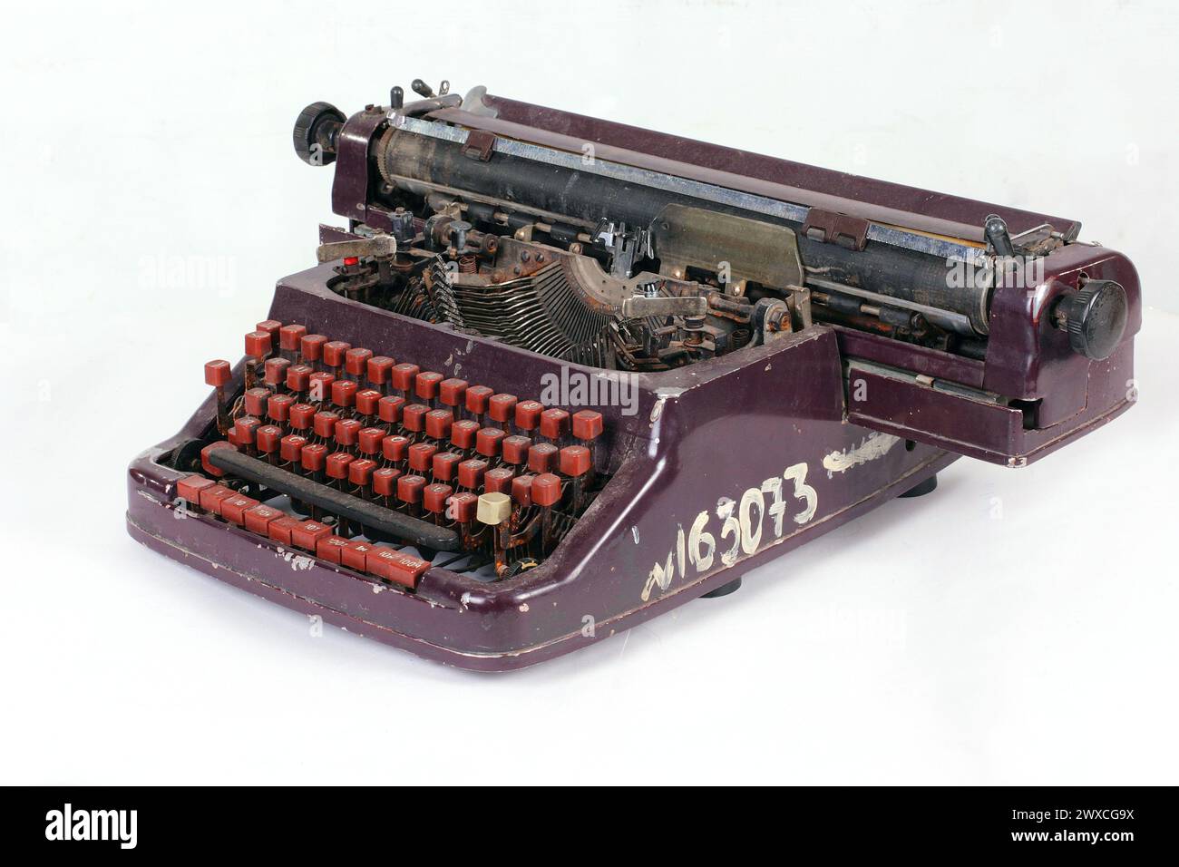 Old antique mechanical vintage Cyrillic typewriter Stock Photo - Alamy