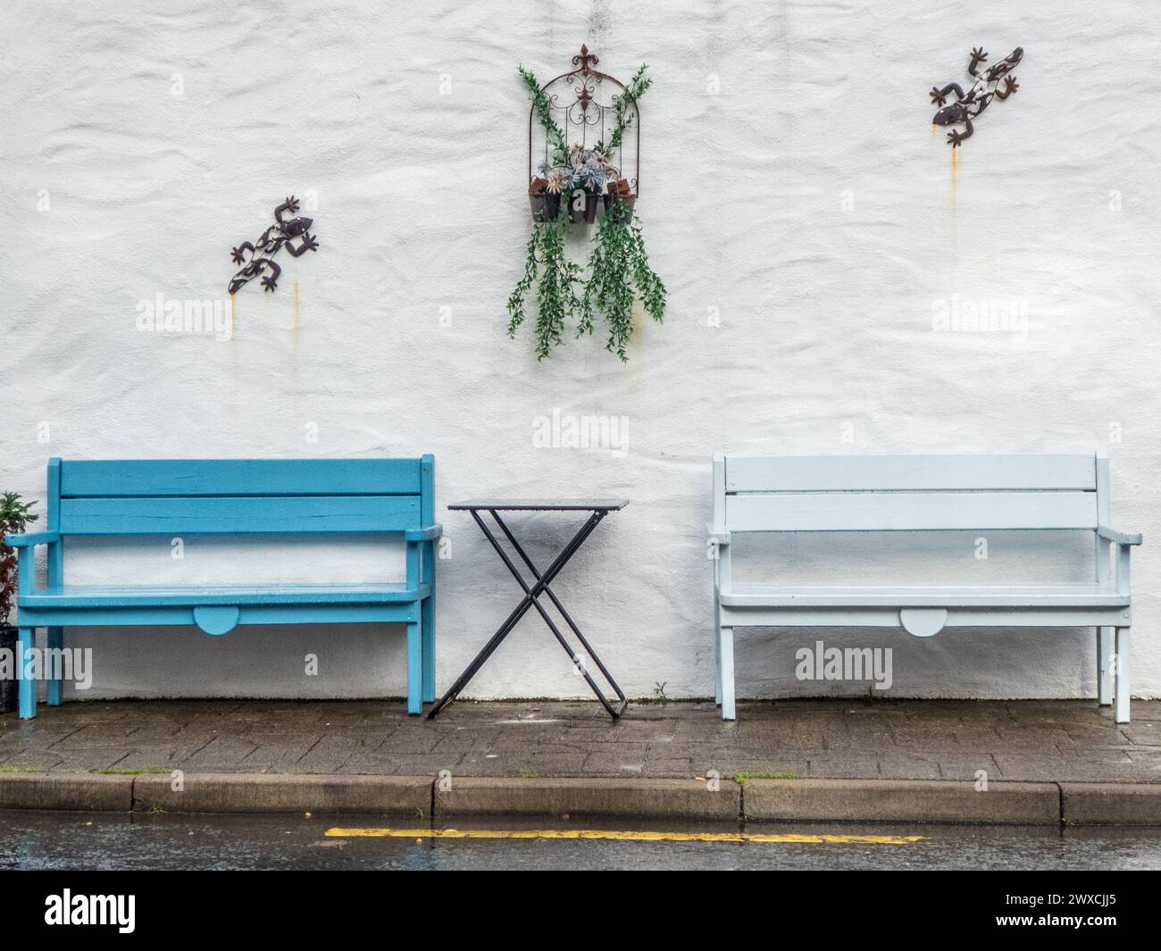 Table between two benches hi-res stock photography and images - Alamy