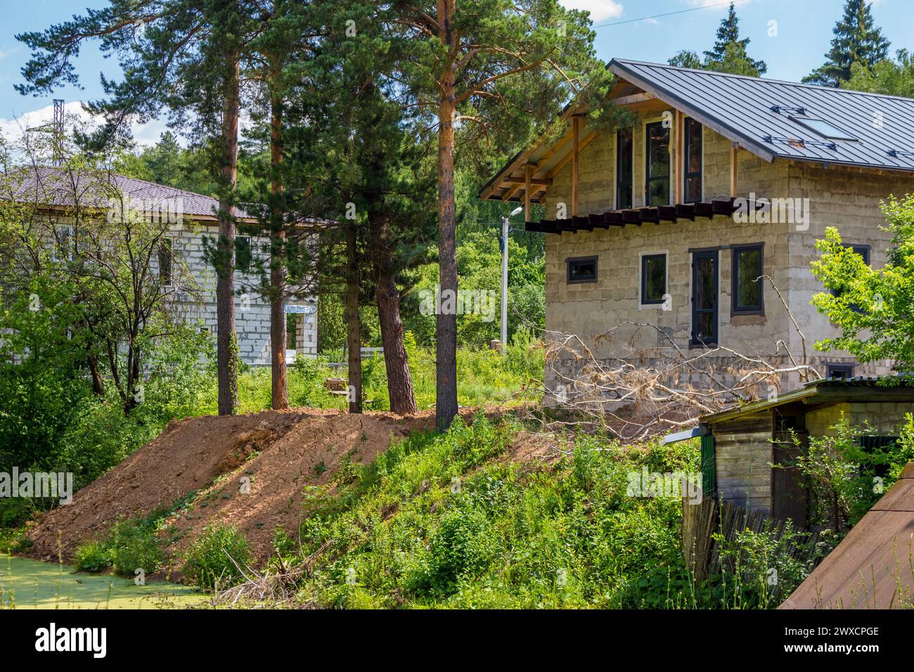 Building a house on the shore of the reservoir, strengthening the shore ...