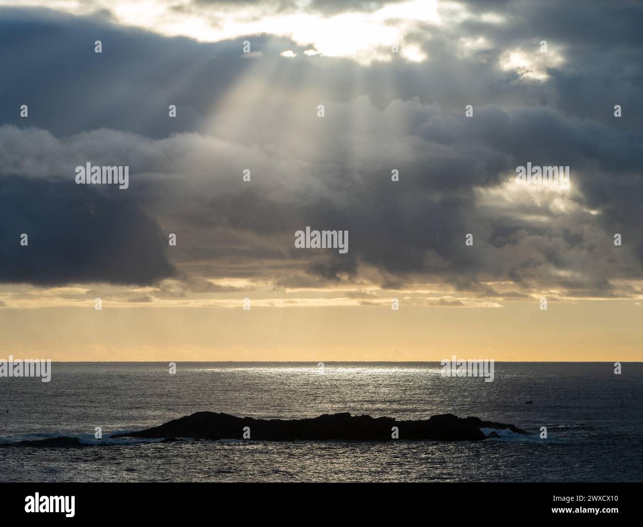 Light beams break through water hi-res stock photography and images - Alamy