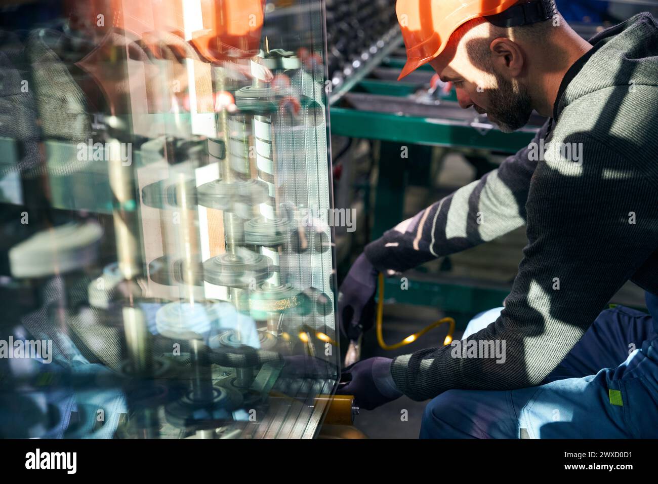 Specialist blows argon gas into double-glazed window using high-tech ...