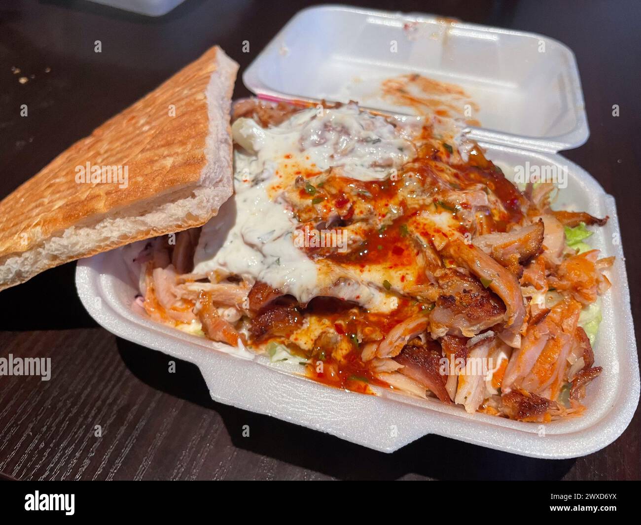 Poultry kebab box with salad and flatbread Stock Photo - Alamy