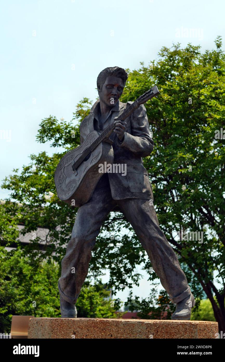 Statue of the King Elvis Presley Stock Photo - Alamy