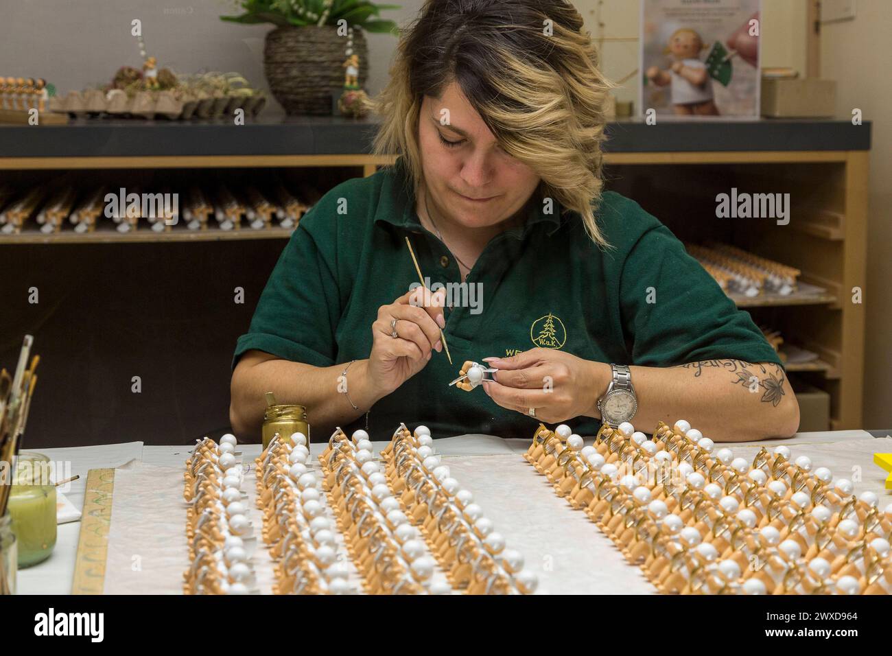 Malerin beim Bemalen der Engelfiguren in der Wendt & Kühn-Welt in ...