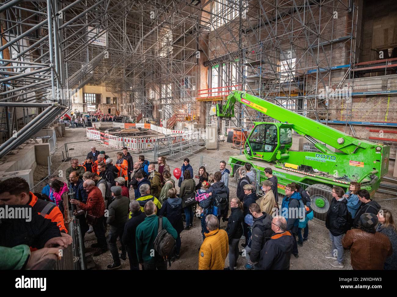 30 March 2024, Baden-Württemberg, Stuttgart: Numerous visitors stream ...