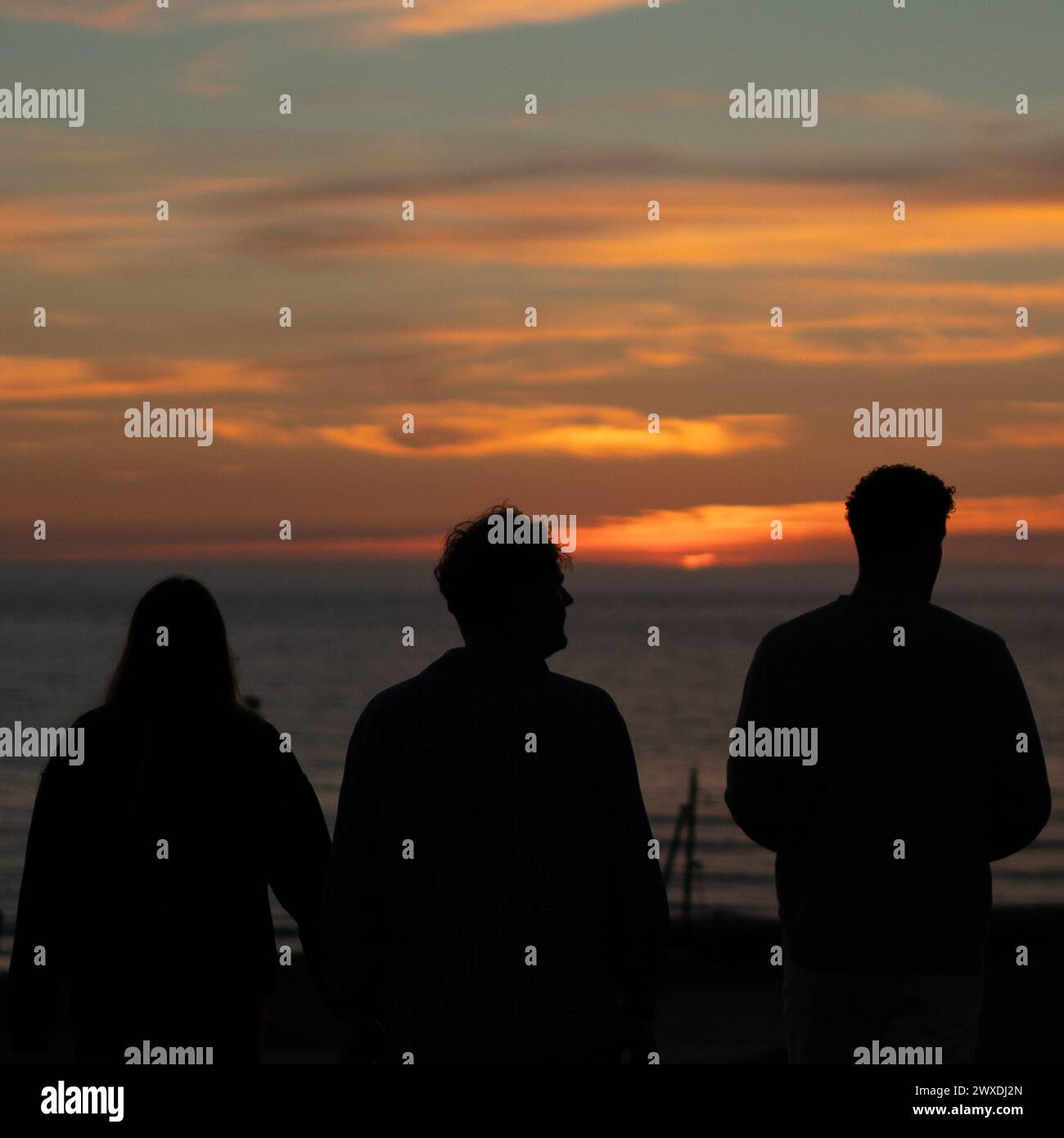 Golden sunset silhouette people hi-res stock photography and images - Alamy