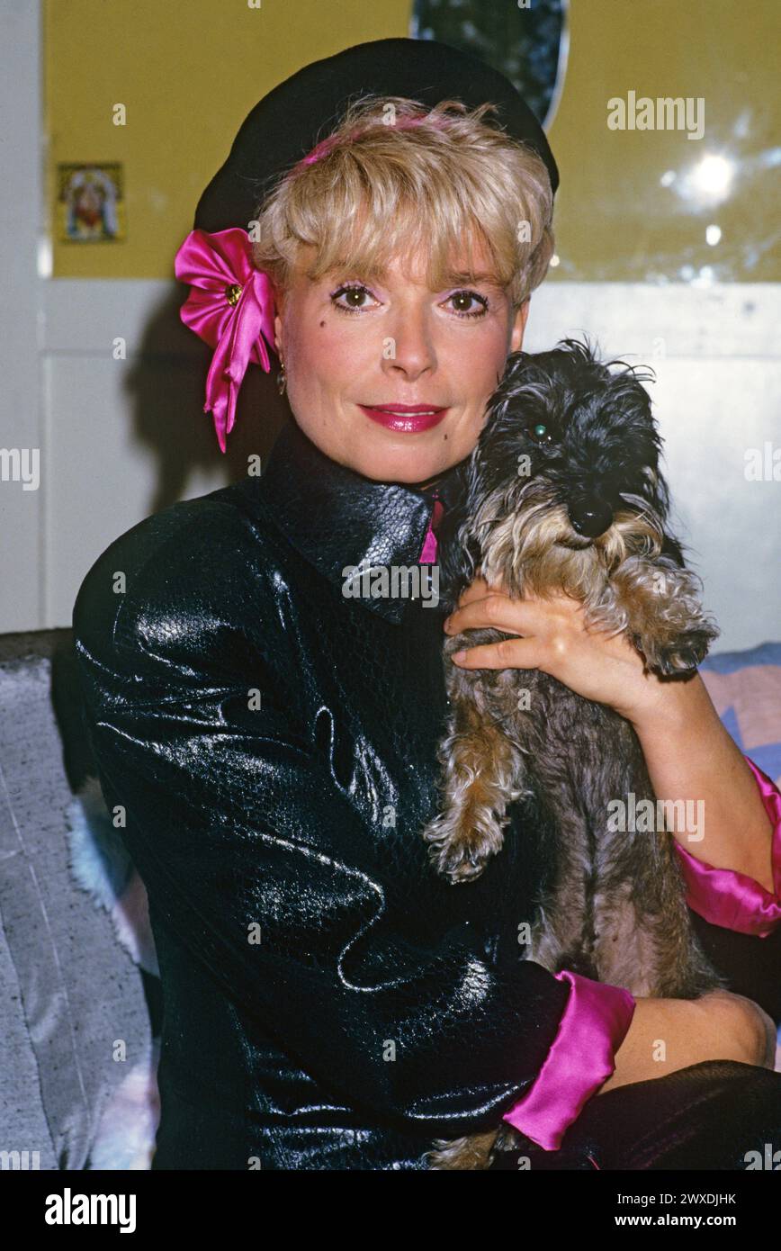 Schauspielerin Ingrid Steeger mit ihrem Rauhaardackel bei einem ...