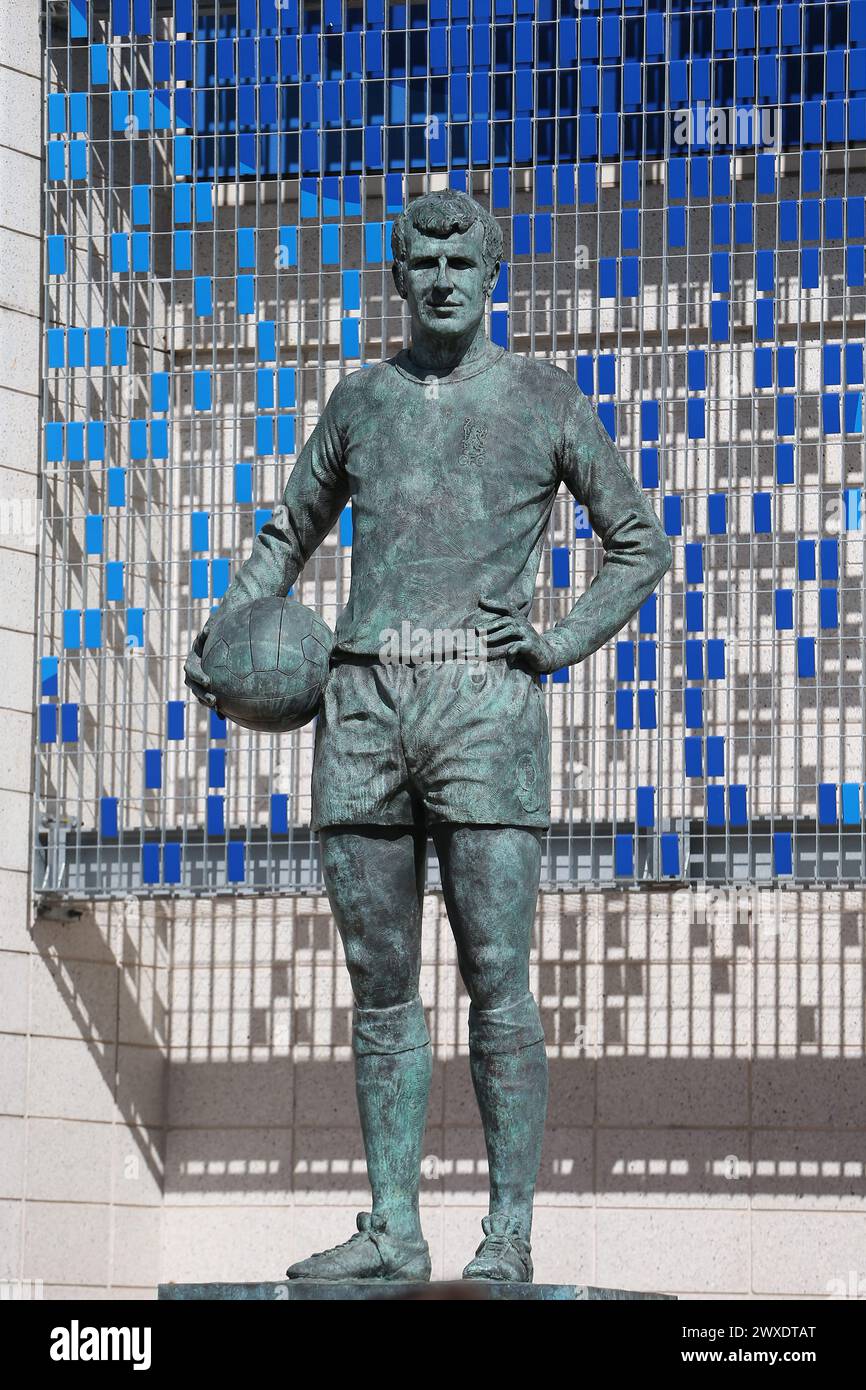 Statue of peter osgood outside stamford bridge hi-res stock photography ...