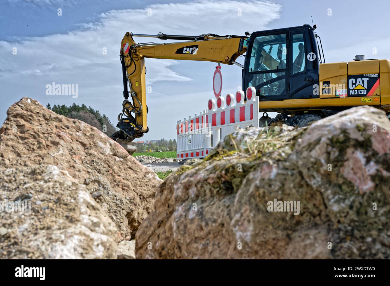 Achtung , hier geht es nicht weiter. Wegen der Baustelle ist die Straße ...