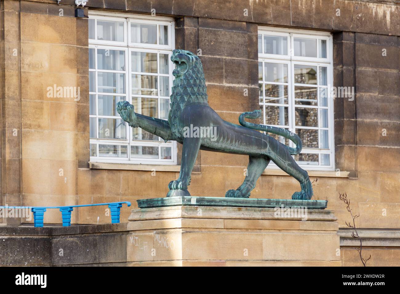 Lion sculpture front hi-res stock photography and images - Alamy