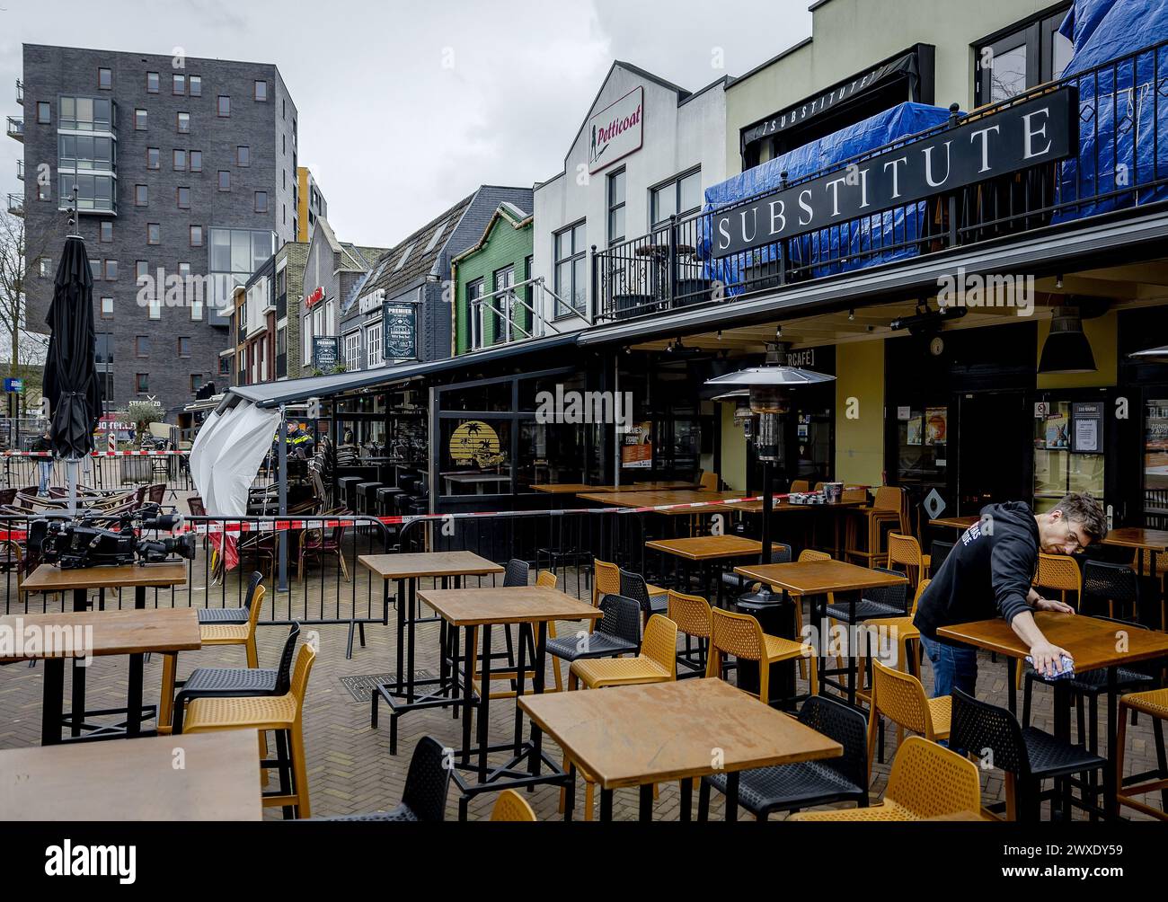 EDE - Police barrier tapes at Cafe Petticoat in Ede. A hostage ...