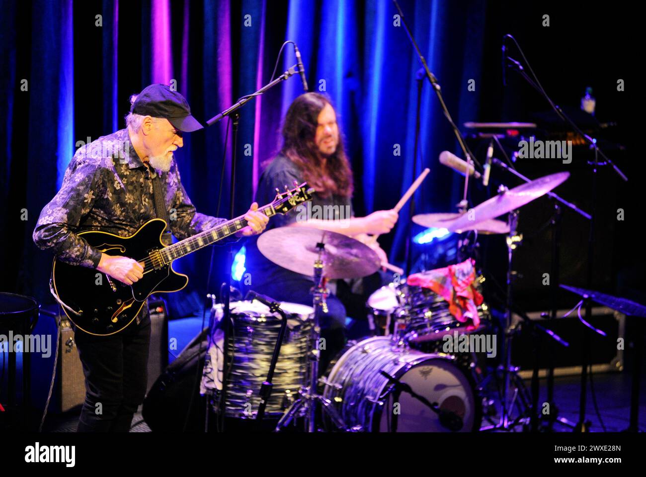 Der amerikanische Jazz-Gitarrist John Scofield mit Josh Dion dr. im ...