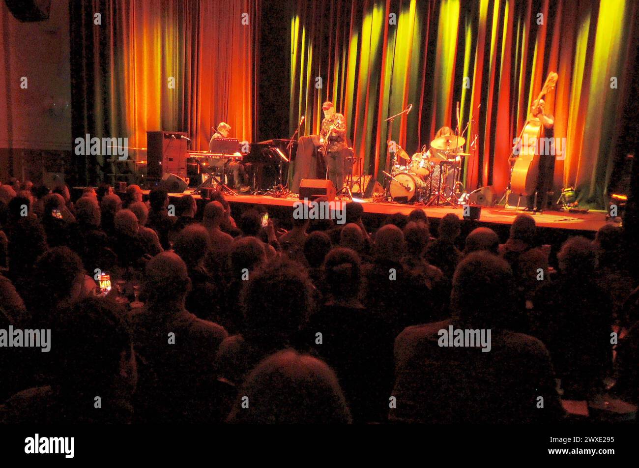 Der amerikanische Jazz-Gitarrist John Scofield und seine Band Yankee Go ...