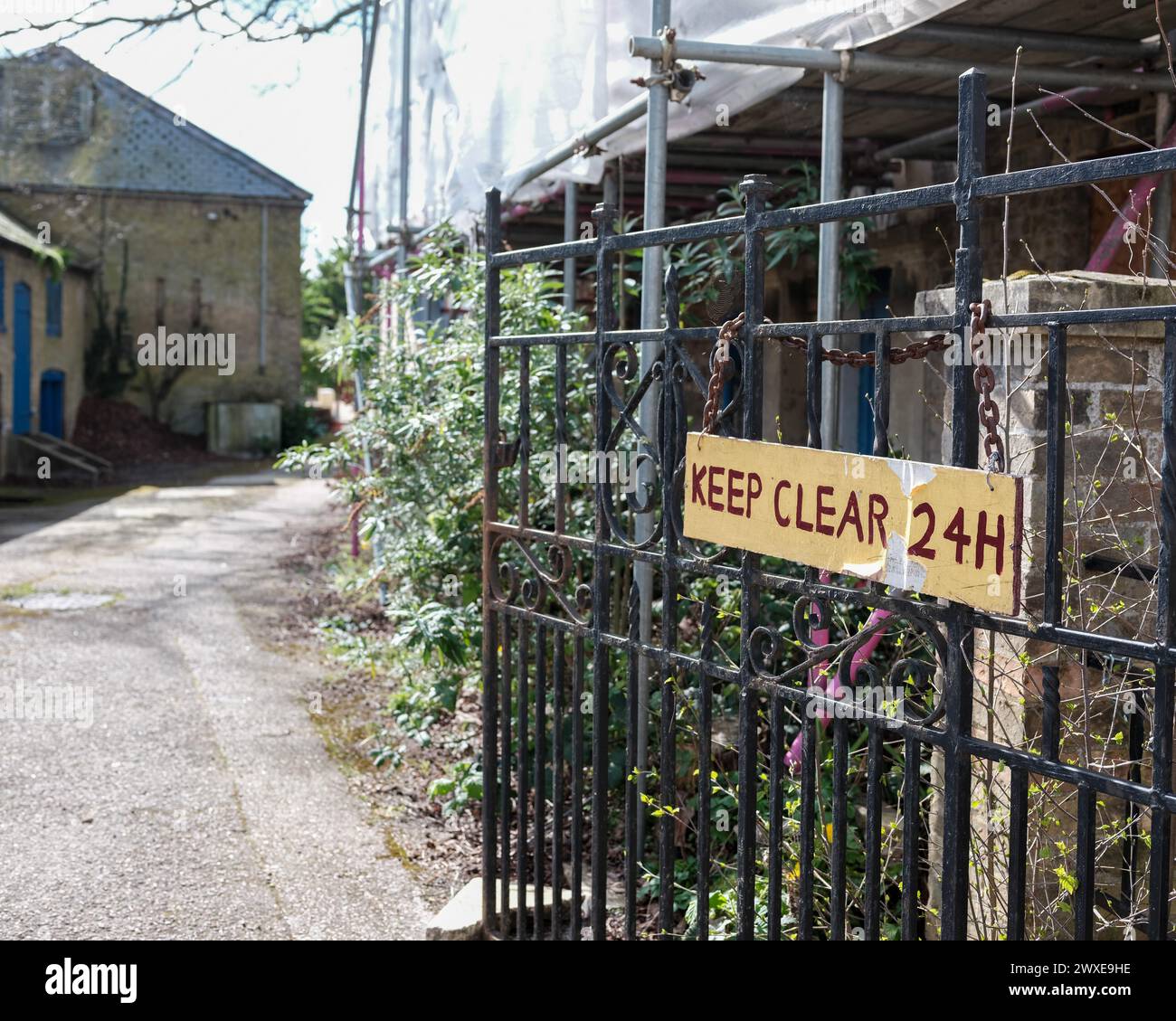 A Keep Clear sign on a private drive way Stock Photo - Alamy