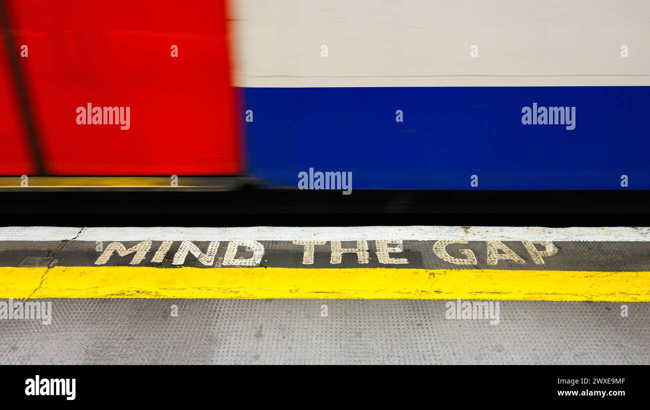 London underground platform sign hi-res stock photography and images ...
