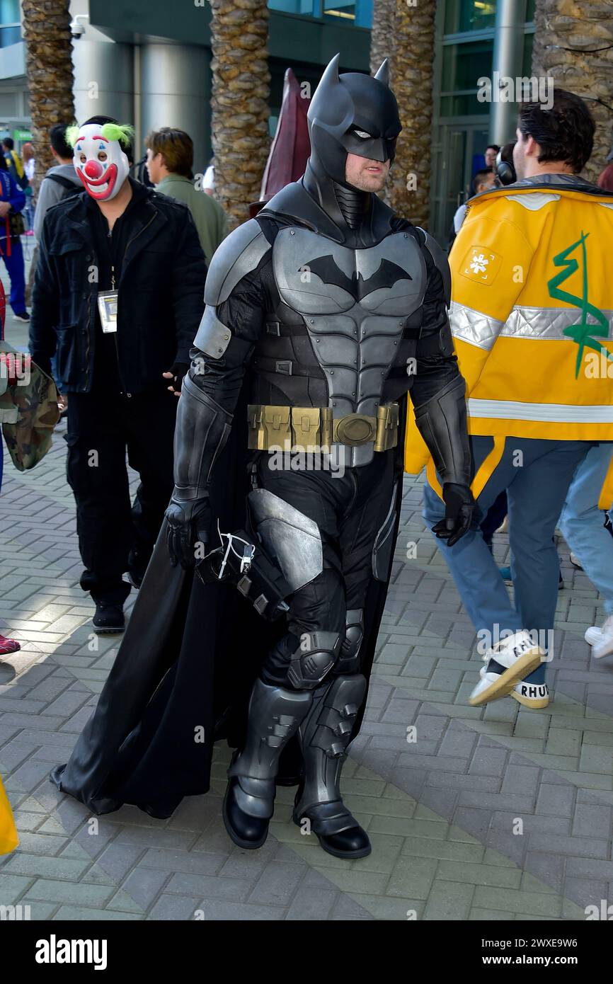 Batman Cosplayer auf der WonderCon 2024 im Anaheim Convention Center ...