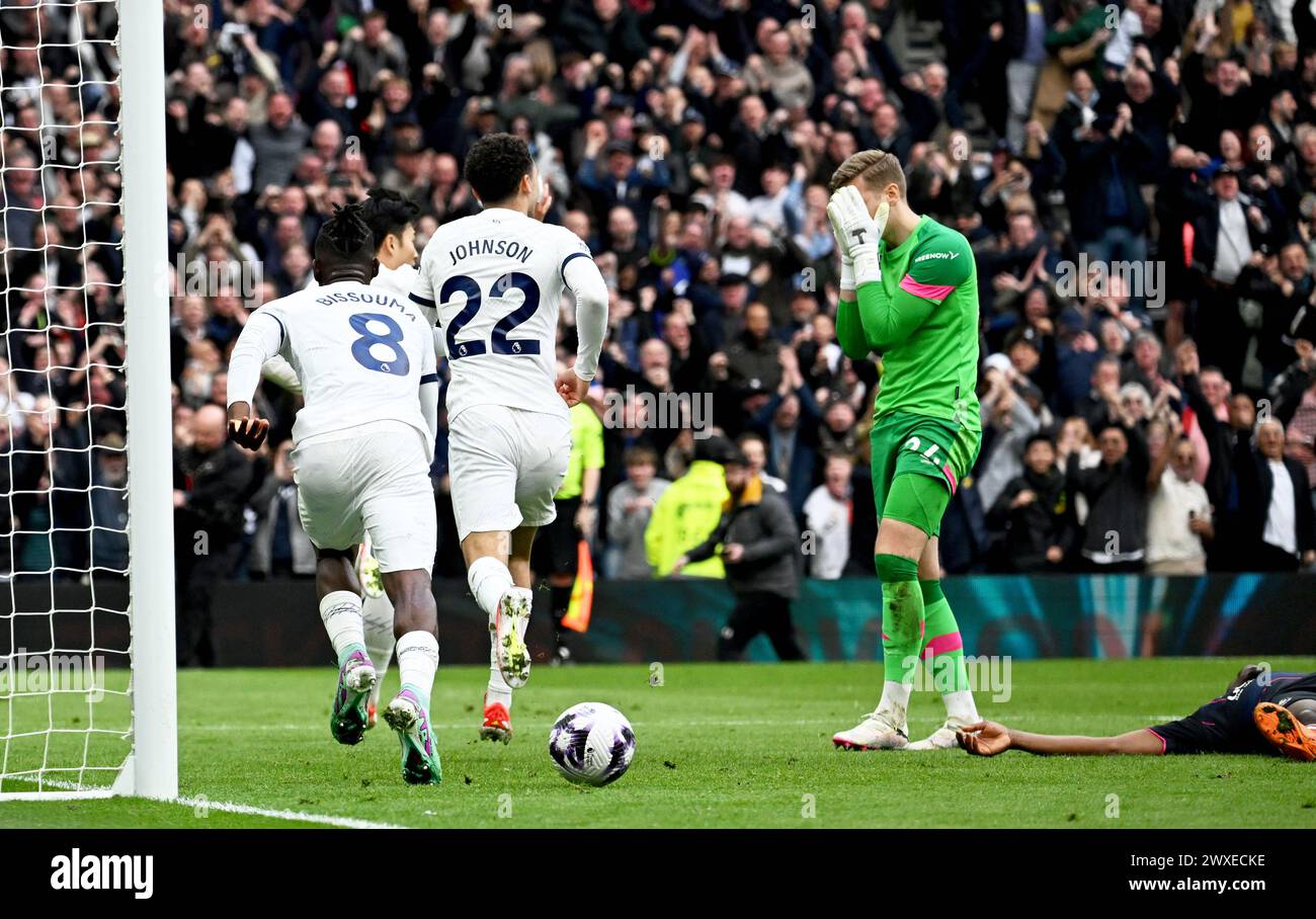 London, UK. 30th Mar, 2024. Luton Town goalkeeper Thomas Kaminski holds ...