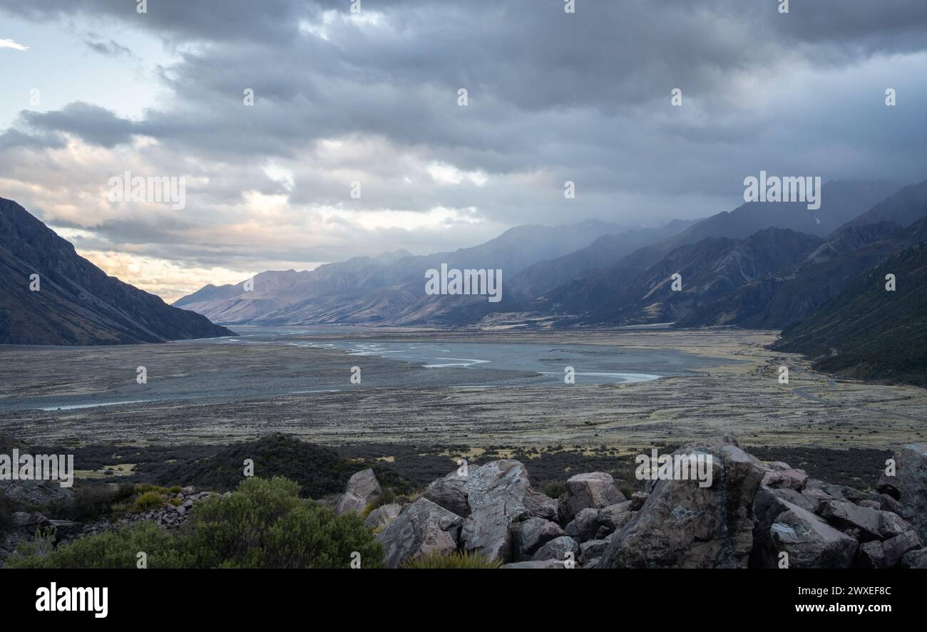 Vast mountain ranges hi-res stock photography and images - Alamy