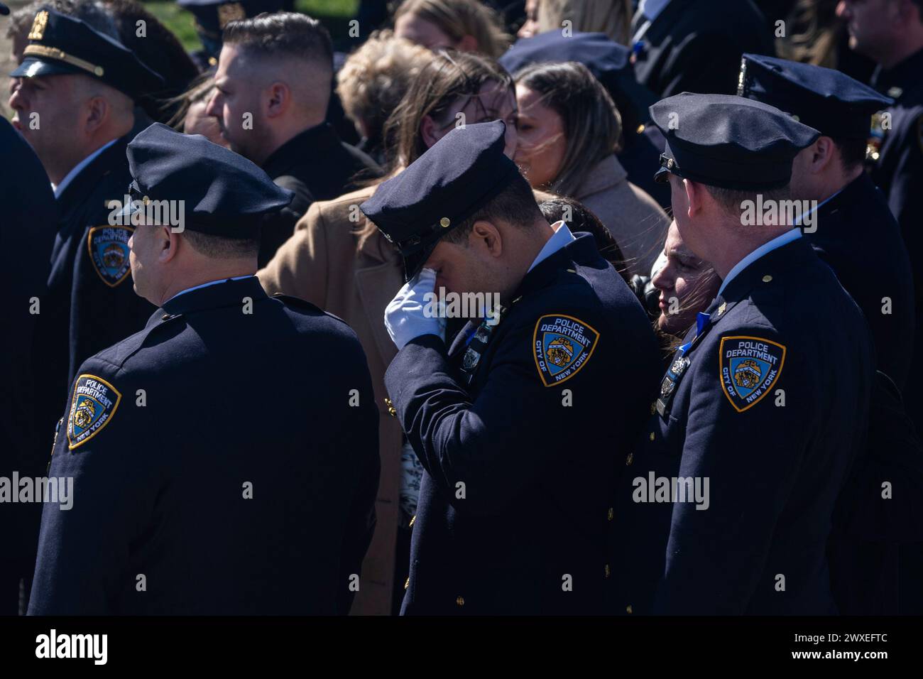 Family members and police react during a funeral service for New York ...