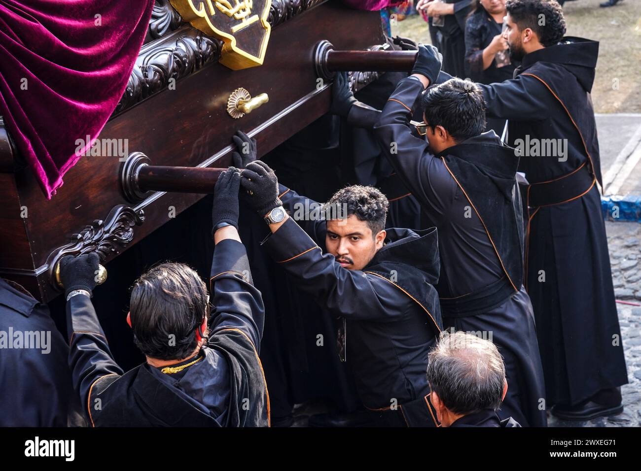 Antigua, Guatemala. 29th Mar, 2024. Catholic penitents carry the ...