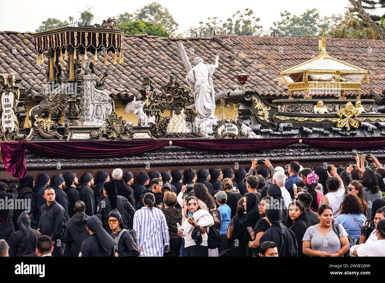 Antigua, Guatemala. 29th Mar, 2024. Catholic penitents carry the ...