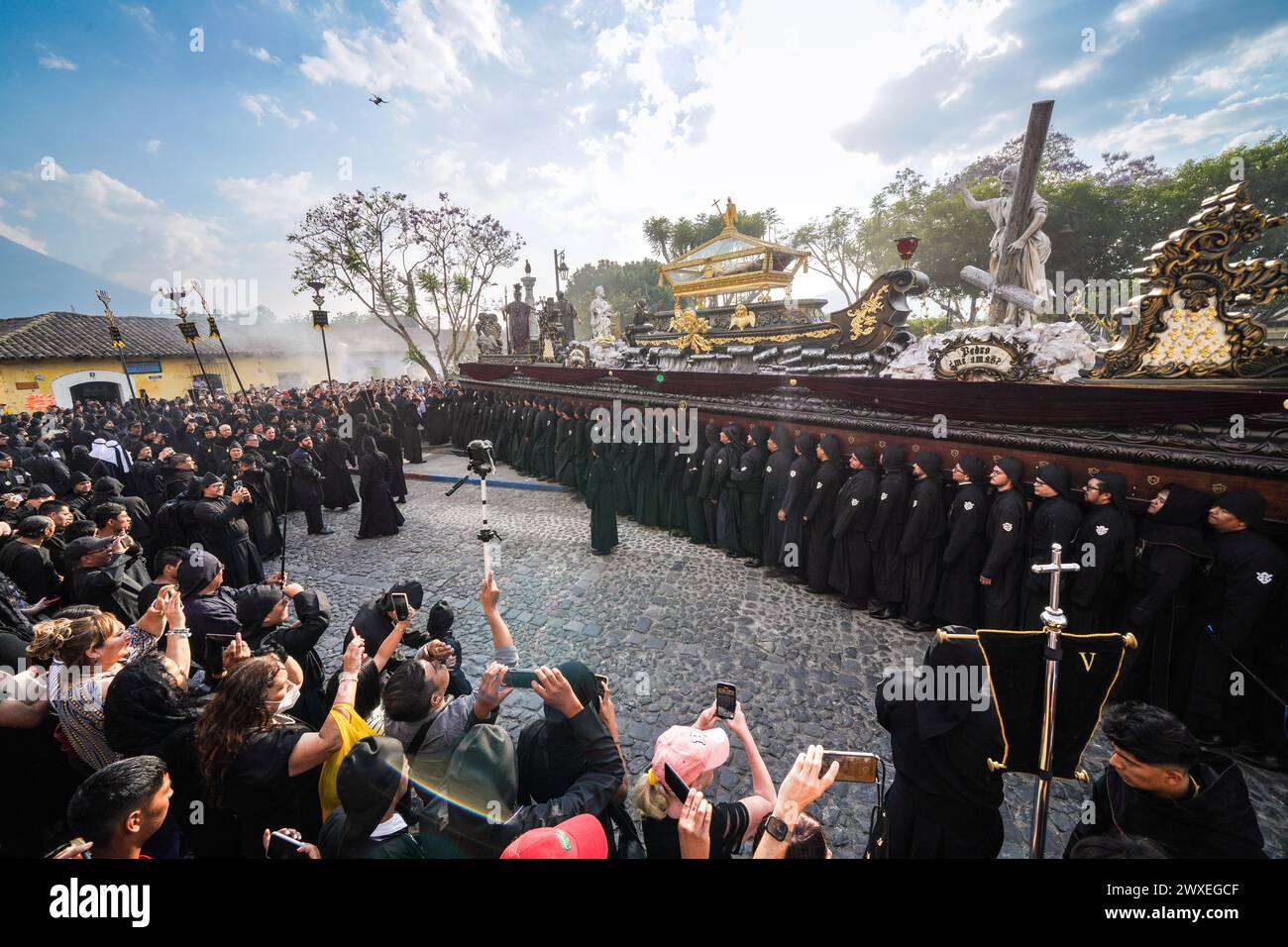 Antigua, Guatemala. 29th Mar, 2024. Catholic penitents carry the ...